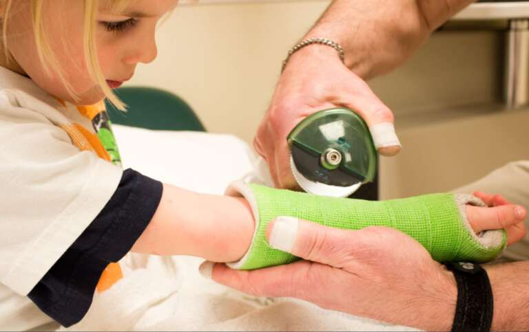 Gips syntetyczny dla dziecka – kiedy warto założyć? – kolorowylekkigips.pl
